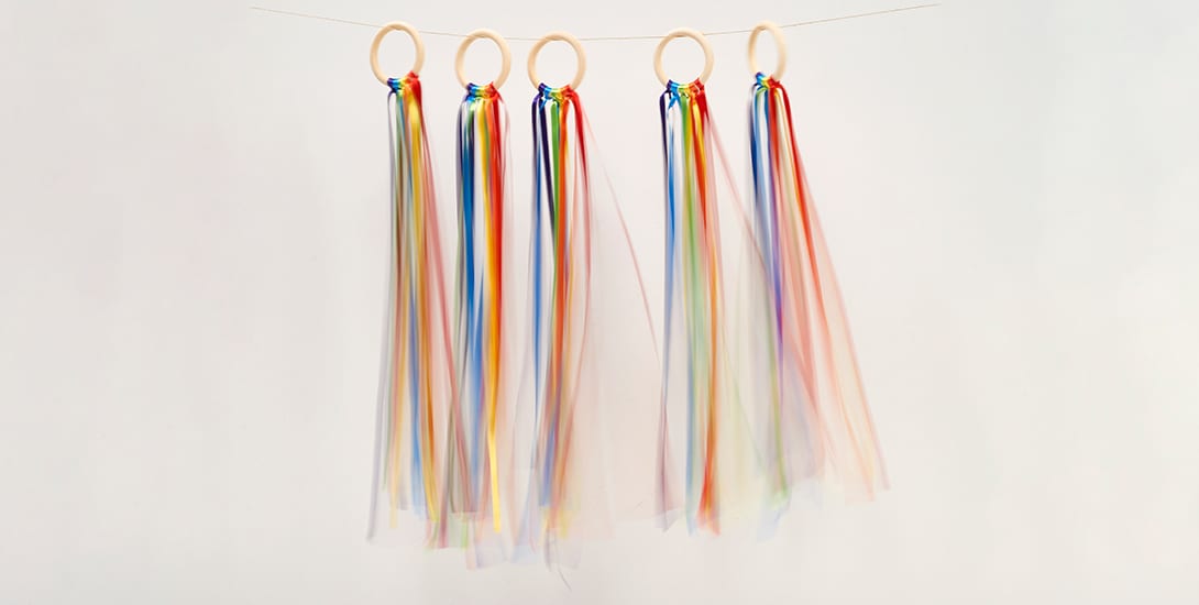 DIY cintas de viento waldorf con colores vivos - Manubens