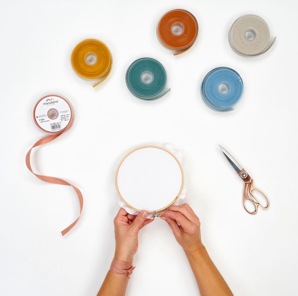 Cómo adornar un bastidor con cintas de tela - Manubens